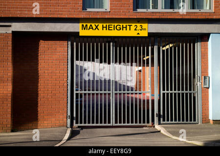 maximum height restriction warning sign Stock Photo - Alamy