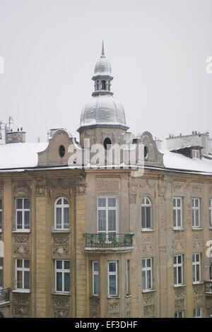 Krakow, Poland. 25th January, 2015. Poland Weather: The steady snowfall ...