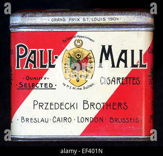 Pall Mall Red Cigarettes Stock Photo - Alamy