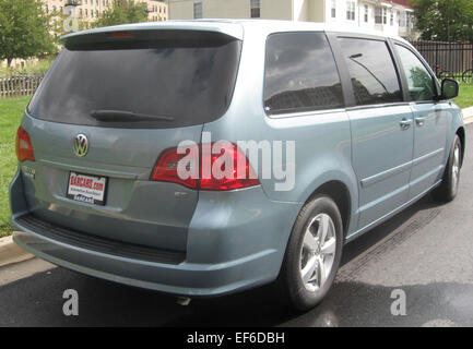 The 2009 Volkswagen Routan SE is a minivan designed for family use. It ...