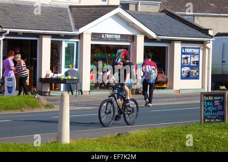 Cyclists passing Cycleway 3, Cycle Route CS3 Counter on Victoria ...