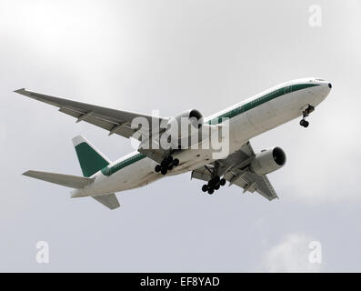 Boeing 777 flying overhead Stock Photo: 234490500 - Alamy