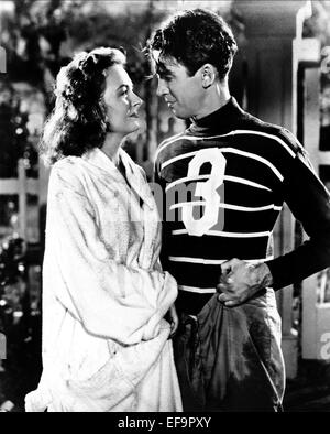 USA. James Stewart and Donna Reed in a scene from the ©RKO Radio ...