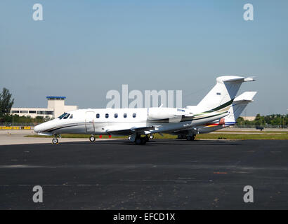 side view of jet aircraft Stock Photo - Alamy