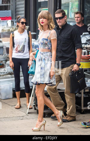 Taylor Swift shows off her midriff in a two-piece textured dress as ...
