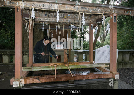 Shinto washing ritual Stock Photo: 90689538 - Alamy