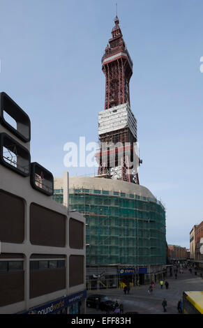 Blackpool tower construction scaffolding. credit: LEE RAMSDEN / ALAMY ...