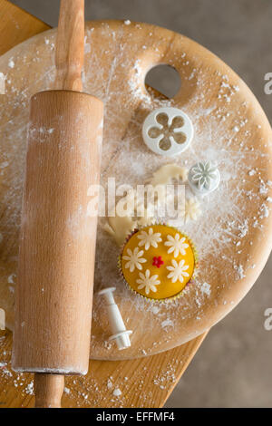 Baking of cupcakes with marzipan fondant Stock Photo - Alamy