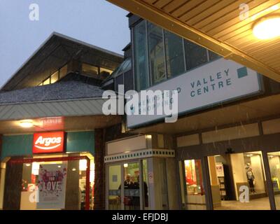 Hempstead Valley, Gillingham, Kent, UK. 5th February, 2015. Snow falls ...