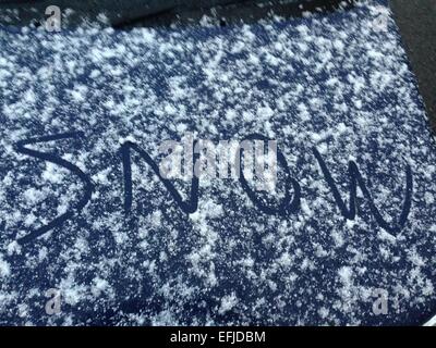 Hempstead Valley, Gillingham, Kent, UK. 5th February, 2015. Snow falls ...