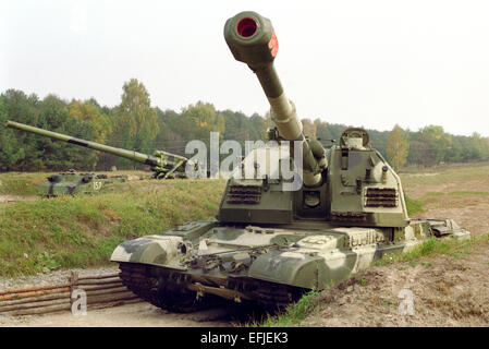self-propelled howitzer 2S19 "Msta- S", mod.1989 in Museum of Artillery Stock Photo - Alamy