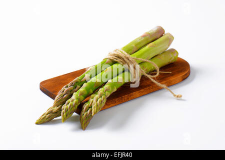 Bundle of fresh asparagus on cutting board Stock Photo - Alamy