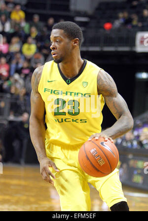 February 04, 2015: An Oregon Ducks cheerleader entertains the fans ...