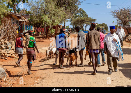 Man of the Bana / Bena tribe in traditional dress wearing colourful ...