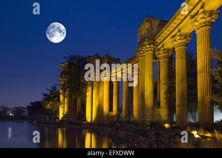 CURVED COLONNADE PALACE OF FINE ARTS PRESIDIO NATIONAL PARK LAKE MARINA ...