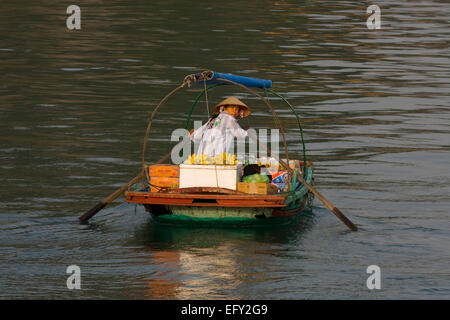 Snack food boat vendor Halong Bay Vietnam Stock Photo - Alamy
