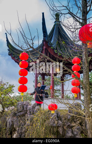 Erhu. Chinese 2 stringed instrument Stock Photo - Alamy