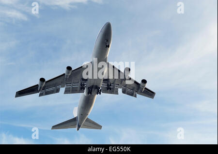 low flying jumbo jet boeing 747 Stock Photo - Alamy