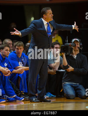 Kentucky head coach John Calipari, right, and Kentucky head coach John ...