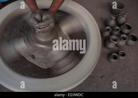 A potter making clay toys in Dhaka Stock Photo - Alamy