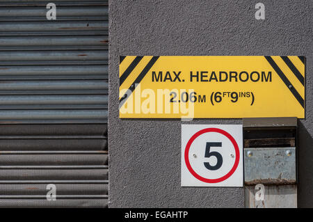 Warning height restriction barrier max headroom sign Stock Photo ...