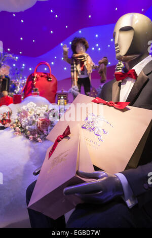 Christmas window decorations at Au Printemps department store, Paris ...