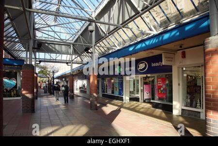 The Quadrant shopping centre, Dunstable, Bedfordshire Stock Photo - Alamy