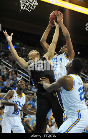 UCLA forward Kevon Looney (5) defends against Utah forward Jakob Poeltl ...