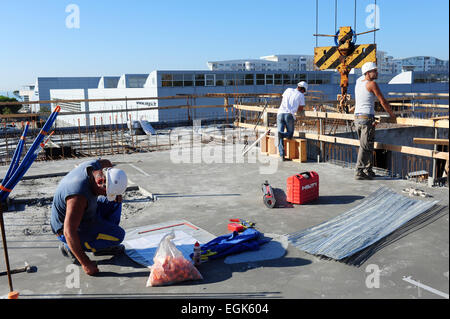 “BTP” building site (public buildings and work sector): concrete wall ...