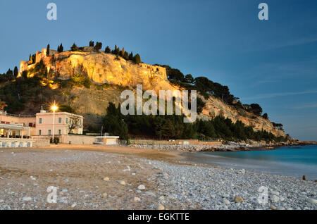 The Cassis castle by night, in the southern France Vue de nuit sur le ...