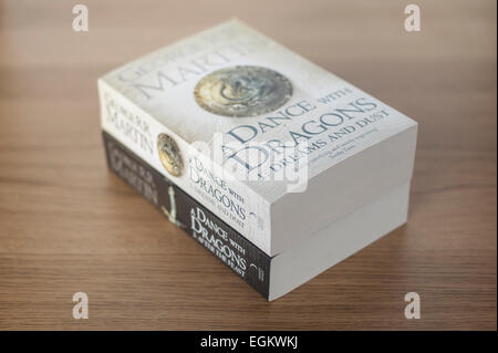 A Dance With Dragons Volume 2: After the Feast. Geroge RR Martin.3 ...