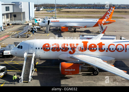 Easyjet plane aeroplanes at Luton airport Stock Photo - Alamy