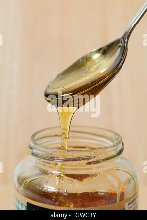 Golden syrup oozing off spoon Stock Photo - Alamy