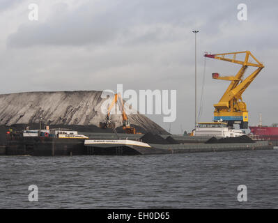 The vessels Rhenus Hanau and Rhenus Hanau II (ENI 02326109) are docked ...