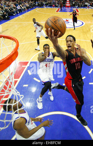 Toronto Raptors guard DeMar DeRozan (10) scores against the Dallas ...