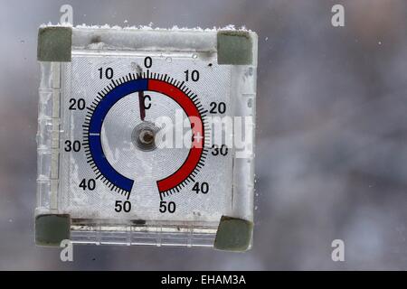 thermometer outdoors snow winter cold snap Stock Photo - Alamy