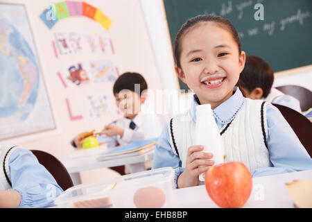 Students eating lunch in classroom Stock Photo - Alamy