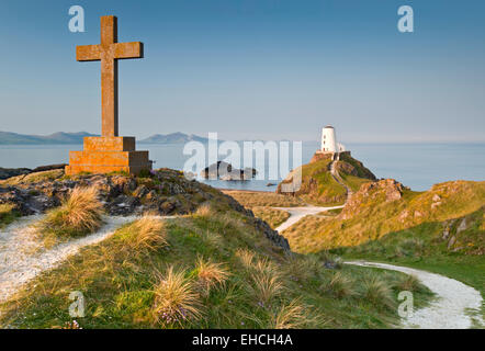 Tŵr Mawr Lighthouse backed by The Lleyn Peninsula, Llanddwyn Island ...