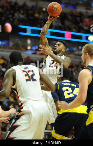 Illinois guard Rayvonte Rice (24) shoots over American guard John ...