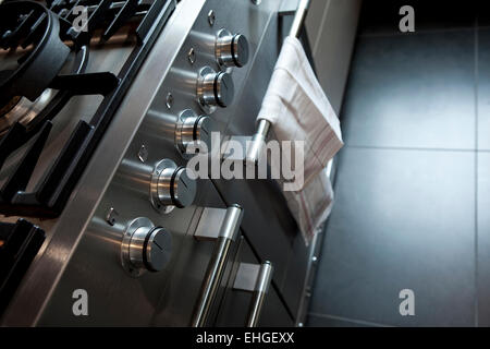 Gas stove and towel in a kitchen Stock Photo - Alamy