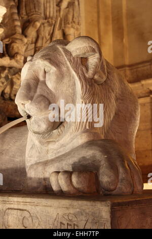 Lion statue spitting water in Moses Fountain, Rome Stock Photo - Alamy
