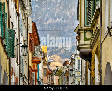 Laubengasse Meran, Südtirol, Italien Hausfassade mit Straßenschild VIA ...