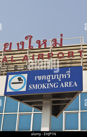 Raucherbereich, Smoking Area, blaues Schild, weißes Symbol, Zigarette ...