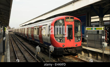District Line S Stock Unit Wimbledon Terminus Stock Photo - Alamy