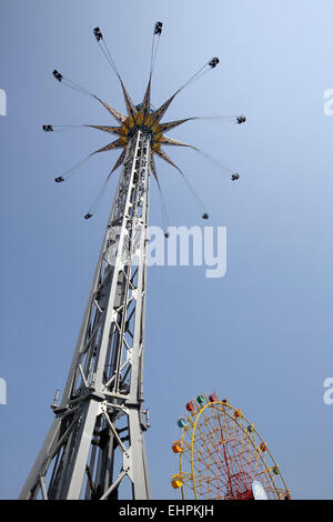 High flying Star Flyer fairground ride. Edinburgh Christmas Market and ...