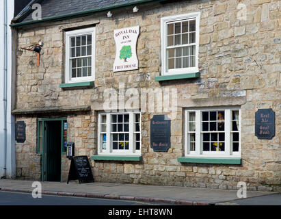 The Royal Oak Inn at Ashburton, Devon. Old English pub, public house ...
