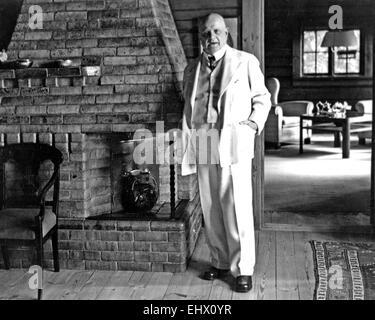 JEAN SIBELIUS (1865-1957) Finnish composer at his Jarvenpaa home in 1939 Stock Photo - Alamy
