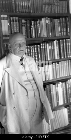JEAN SIBELIUS (1865-1957) Finnish composer at his Jarvenpaa home in 1939 Stock Photo - Alamy