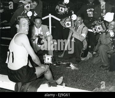 DAVID IBBOTSON (1932-2017) English runner setting a Men's Mile World ...