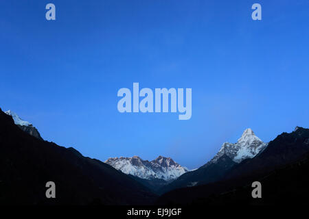 Sunset over Everest summit, view from Renjo La pass. Breathtaking view ...